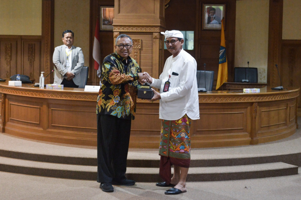 Asisten Cokorda Raka Darmawan Menerima Kunja Pemerintah Kabupaten ...