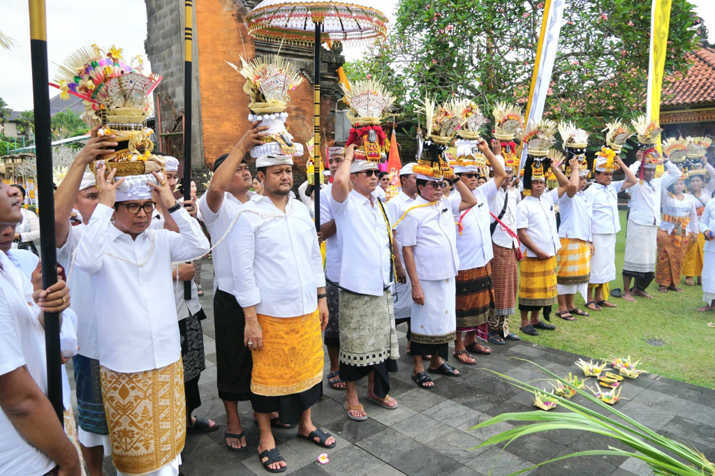 Bupati dan Wakil Bupati Badung Nuwek Bagia lan Mundut Ida Bhatara Murwa ...
