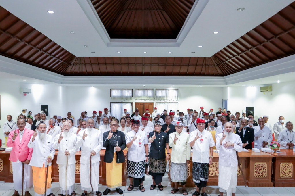 Bupati Giri Prasta Hadiri Paruman Sulinggih Sosialisasi Buku Pedoman ...