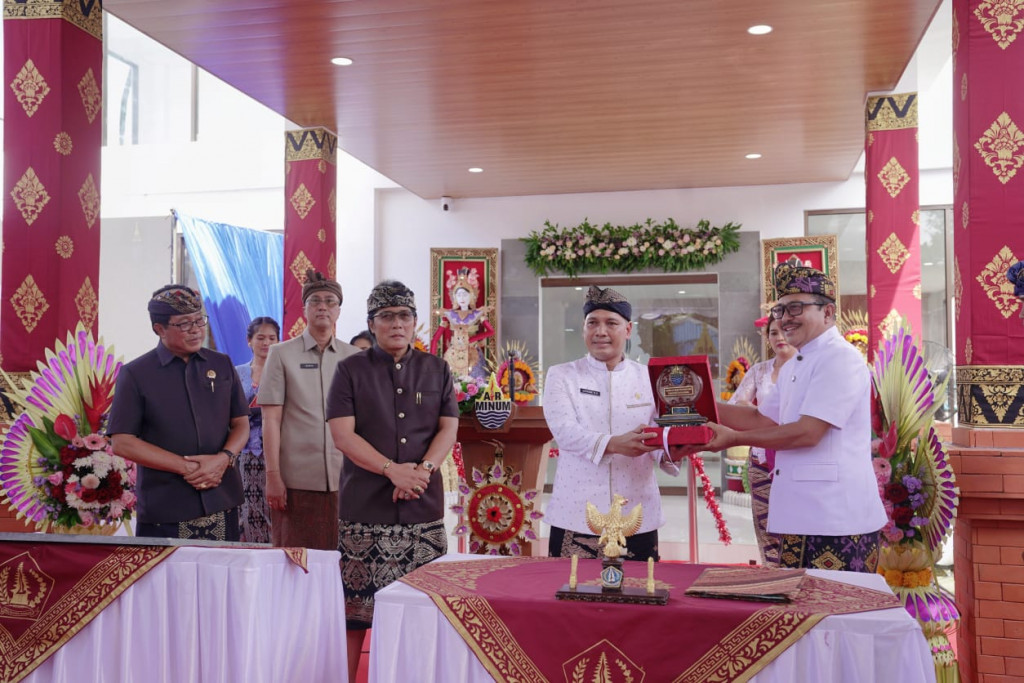 Bupati Giri Prasta Resmikan Kantor Pusat Perumda Air Minum Tirta ...