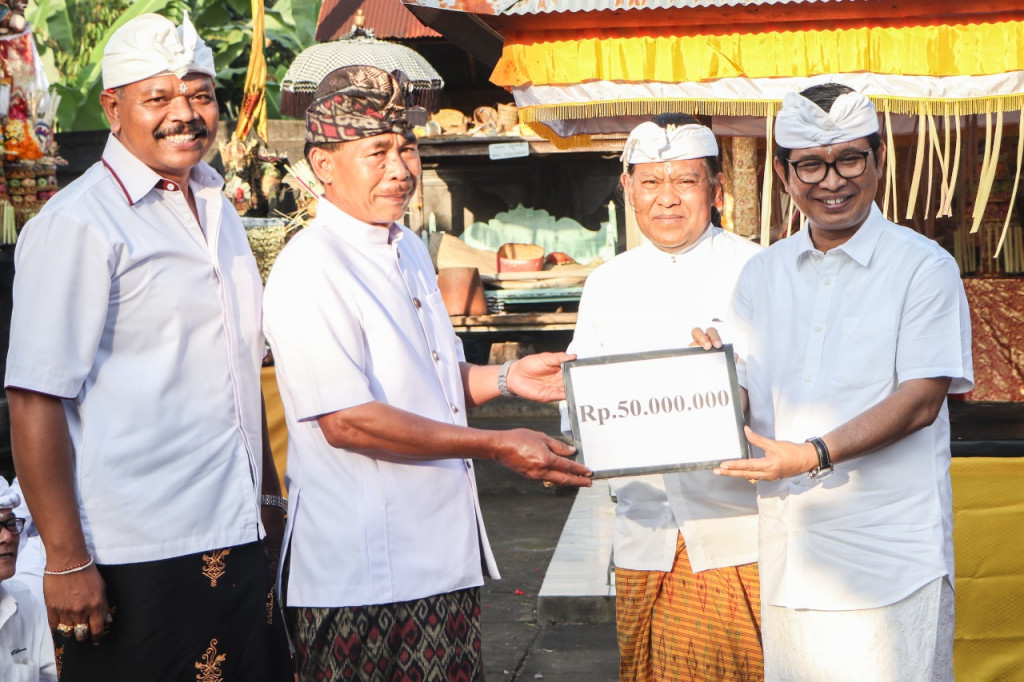 Sekda Adi Arnawa Hadiri Pujawali di Pura Desa Adat Sembung dan Pura ...