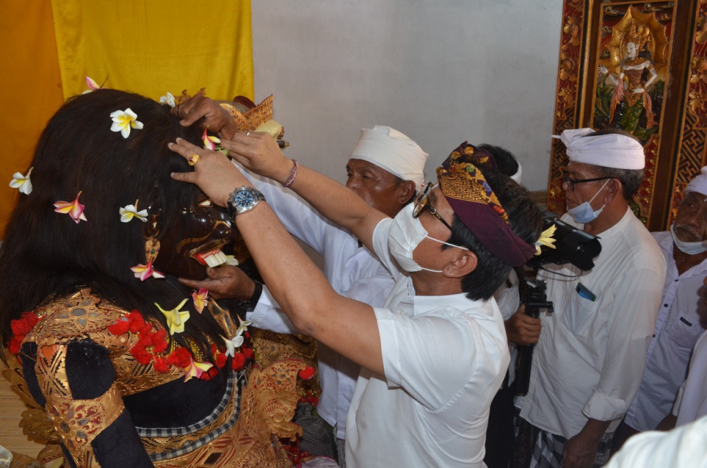 Sekda Adi Arnawa Hadiri Upacara Nebes Tapakan Pura Puseh Ketogan, Ajak ...