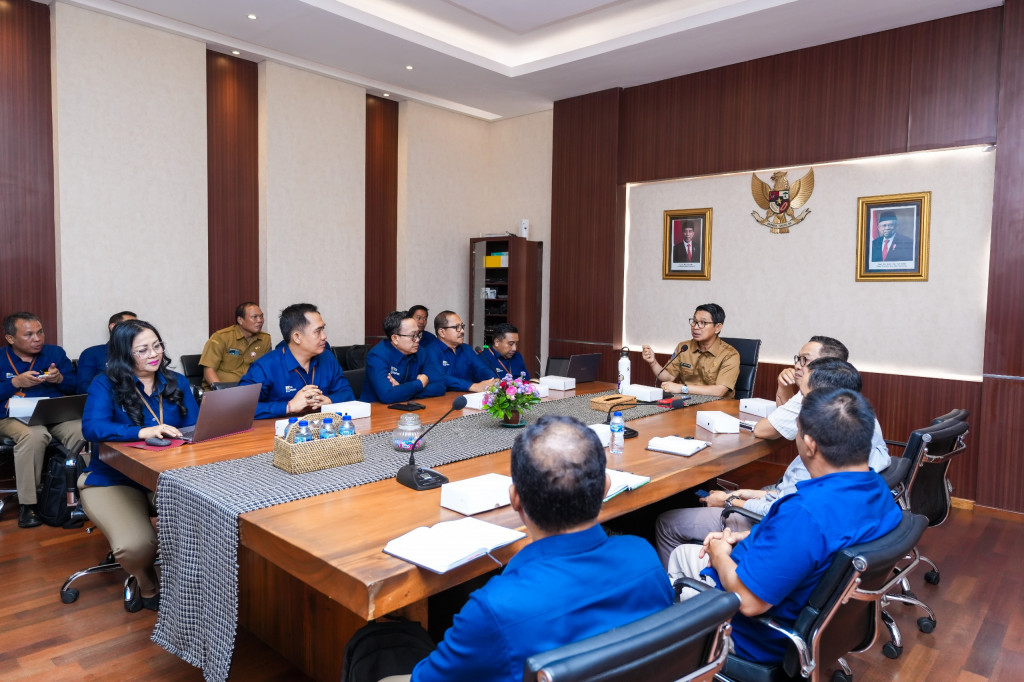 Sekda Adi Arnawa Rapat Dengan Direksi Perumda Air Minum Tirta Mangutama ...