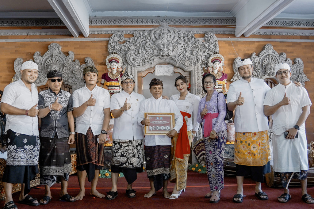 Bupati Giri Prasta Serahkan Dana Hibah Rp 2,1 Miliar Pembangunan ...