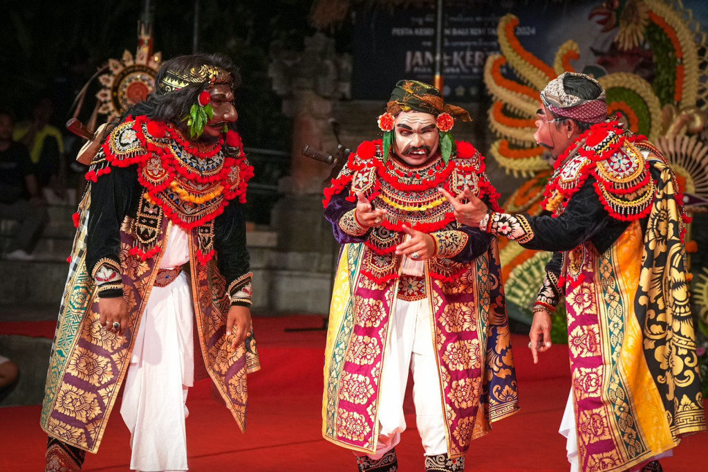 Kisah Mengharukan Disuguhkan Sanggar Seni Surya Art Lewat Topeng "Dalem ...