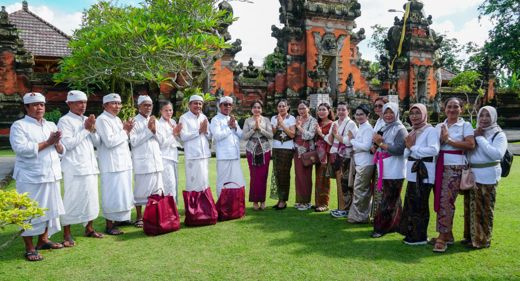 TP. PKK Bersama Forum Puspa Badung Laksanakan Mereresik dan Sembahyang ...