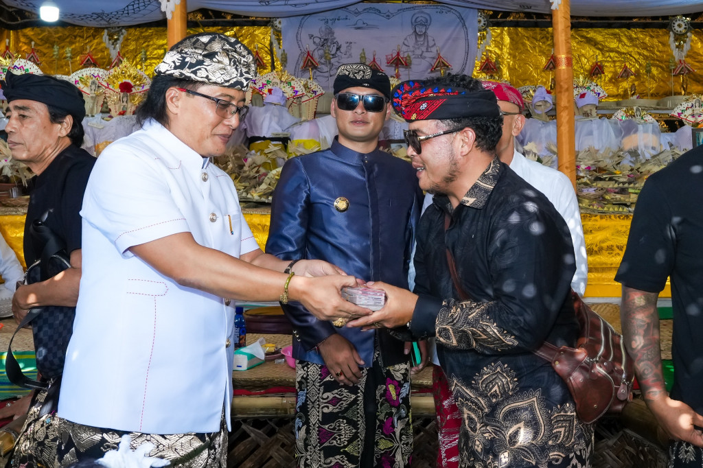 Bupati Giri Prasta Ajak Sameton Pasek Kayu Selem Songan Bersatu Jaga ...